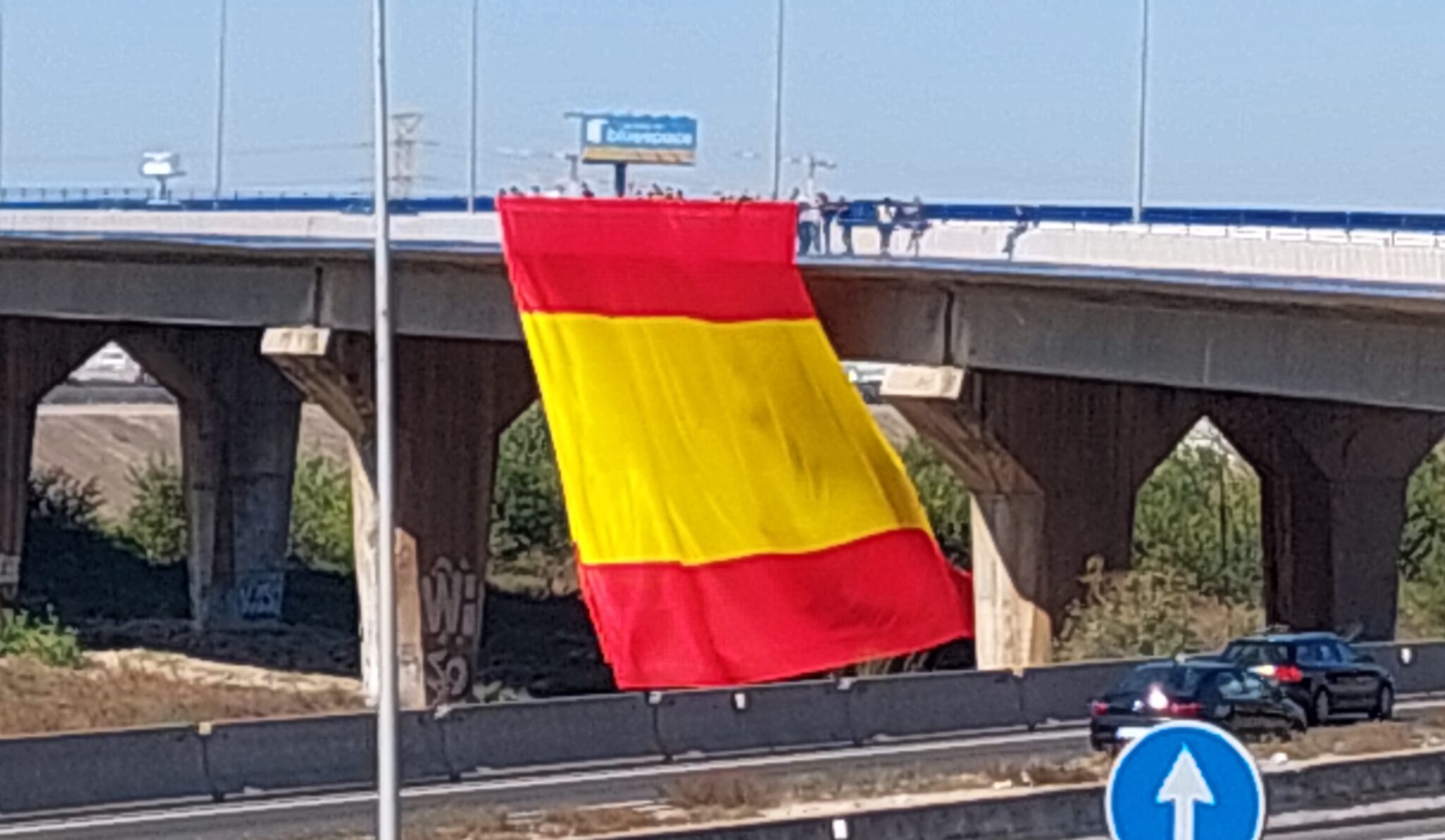 Desplegamos una de las banderas de España más grandes del mundo el día ...